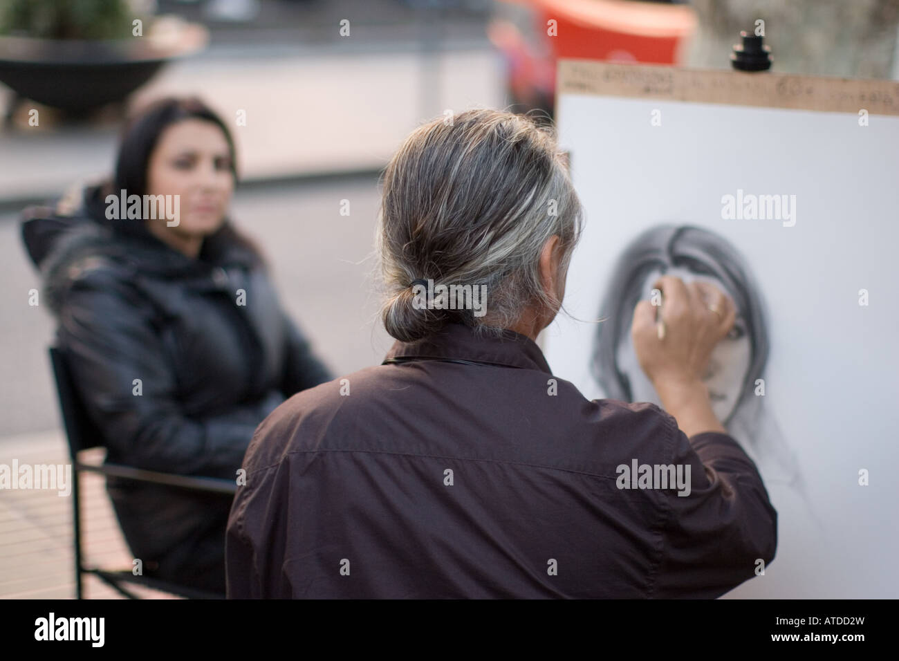 portrait painter with model Stock Photo - Alamy