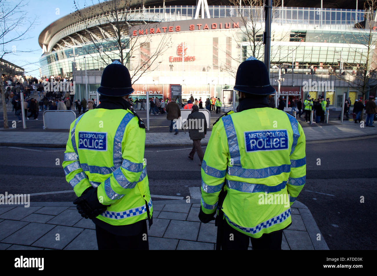 Crowd of football fans arsenal hi-res stock photography and images - Alamy