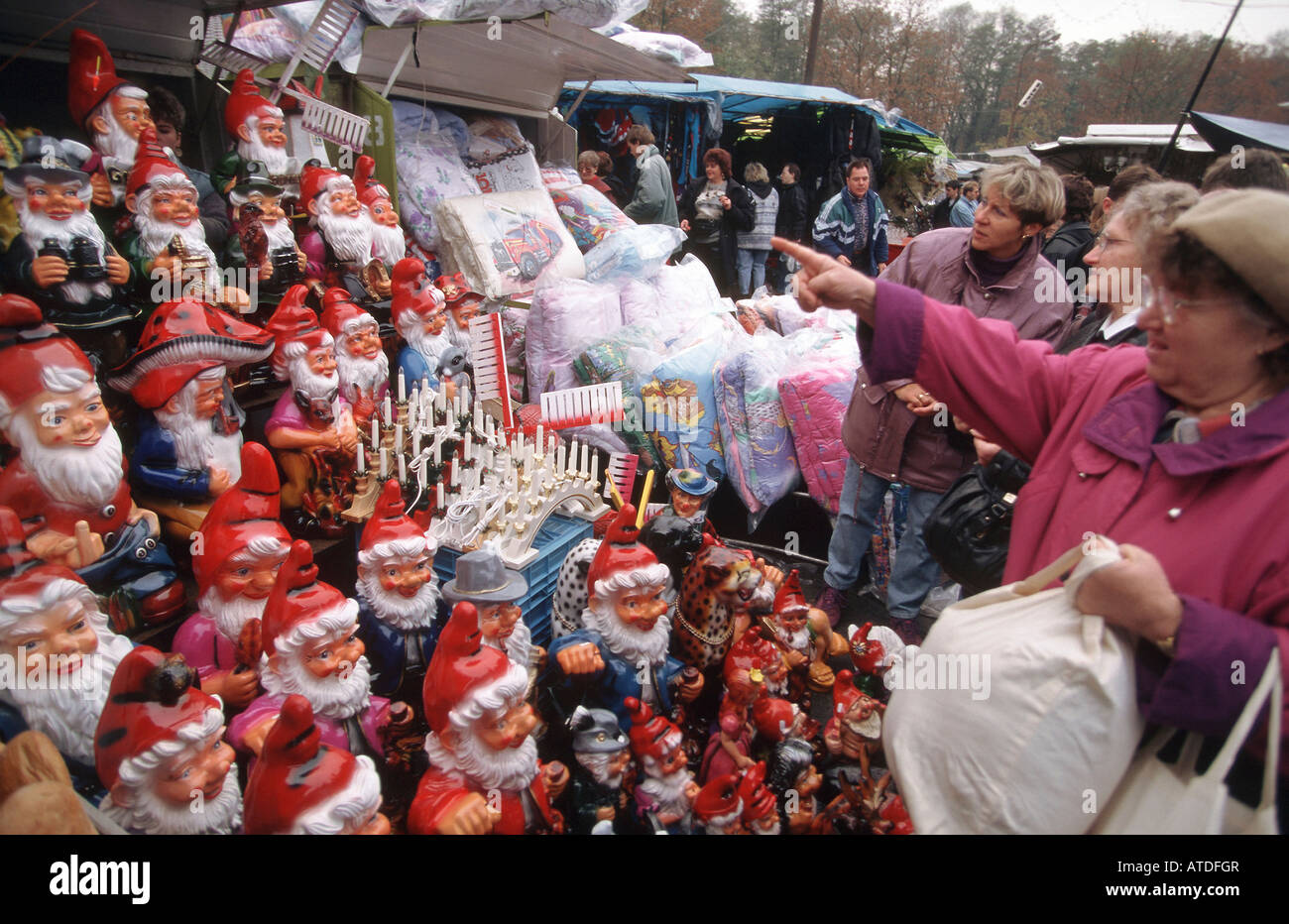 Marketplace in the vicinity of the German-Polish border in Slubice ...