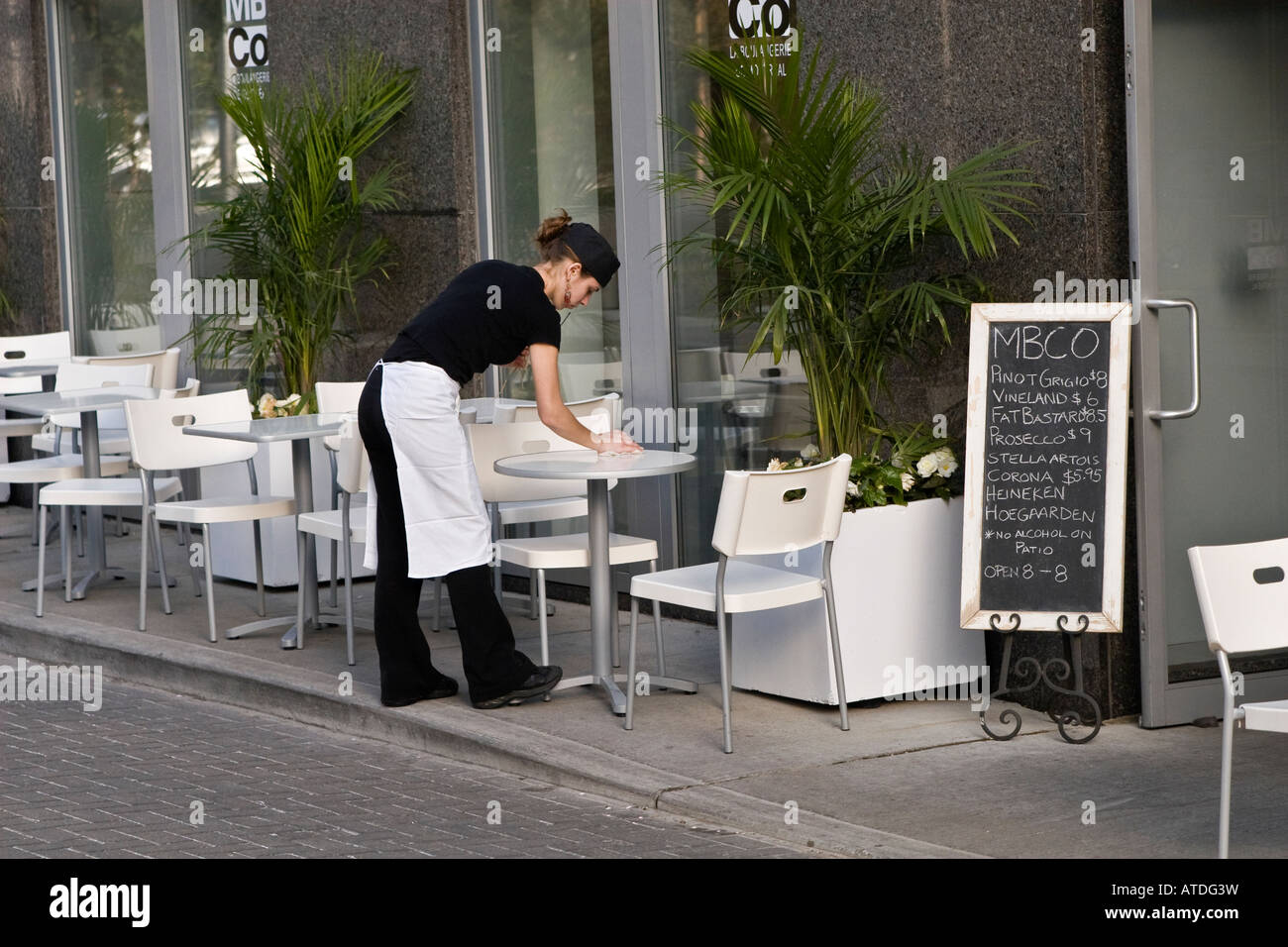 Wiping tables hi-res stock photography and images - Alamy