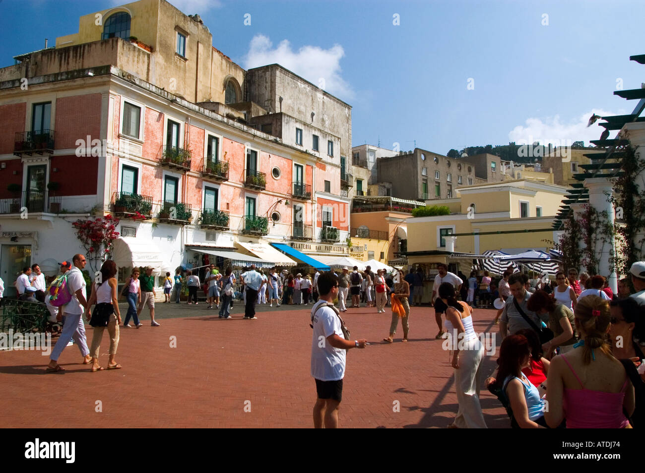 Tourists shopping capri italy hi-res stock photography and images - Alamy