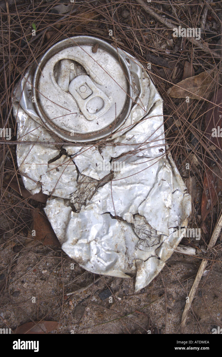 Recycled tin can art hi-res stock photography and images - Alamy