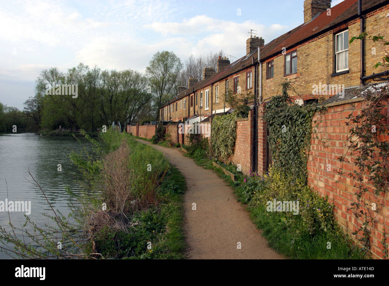 Victorian terrace houses uk spring hi-res stock photography and images ...