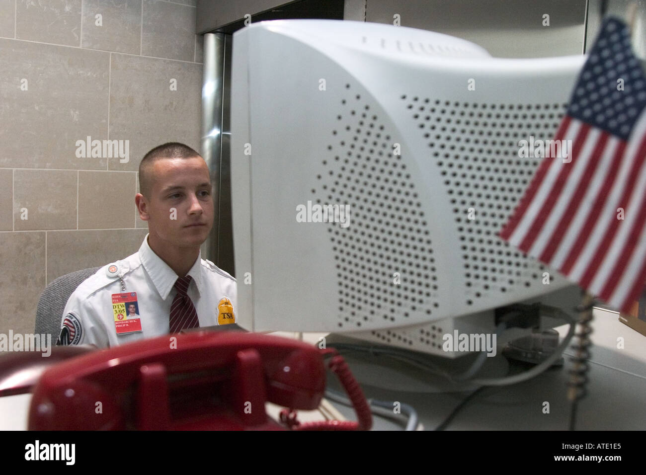 Airport security screener tsa hi-res stock photography and images - Alamy