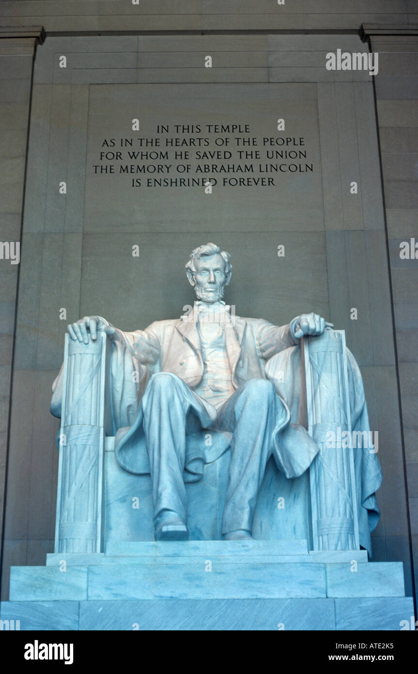 PORTRAIT STATUE OF ABRAHAM LINCOLN AT THE LINCOLN MEMORIAL BUILDING ...