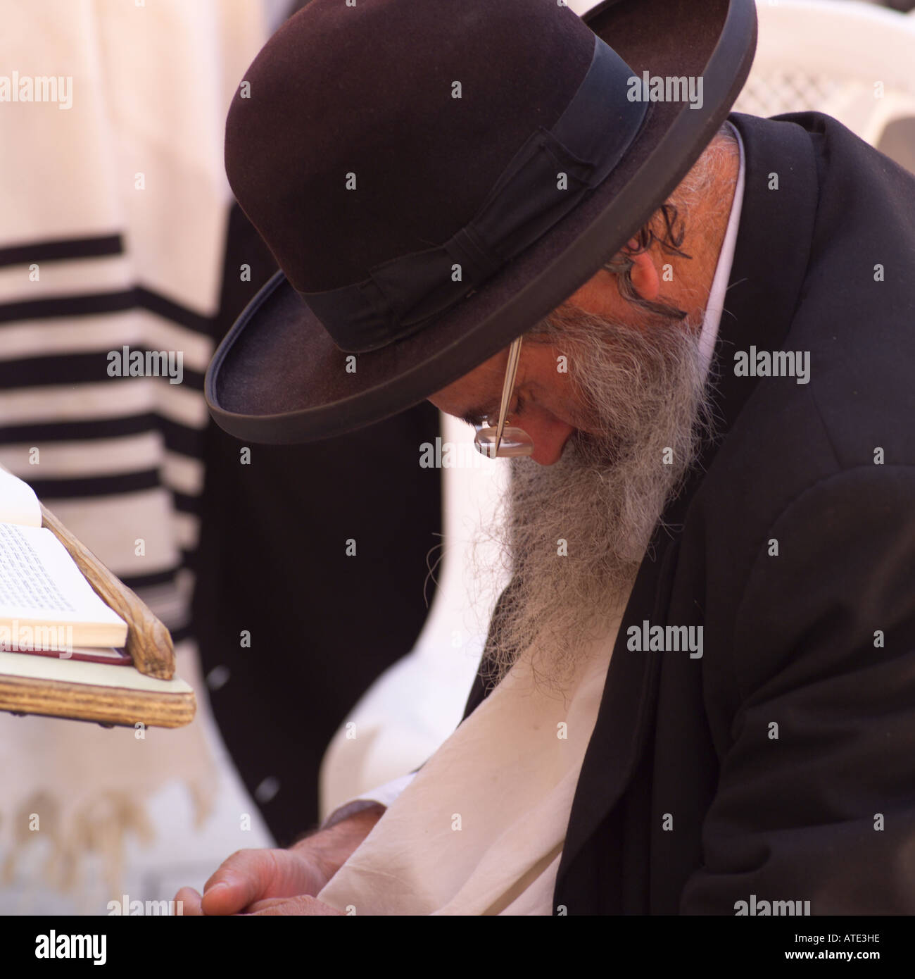 Hasidic jews praying western wall hi-res stock photography and images ...