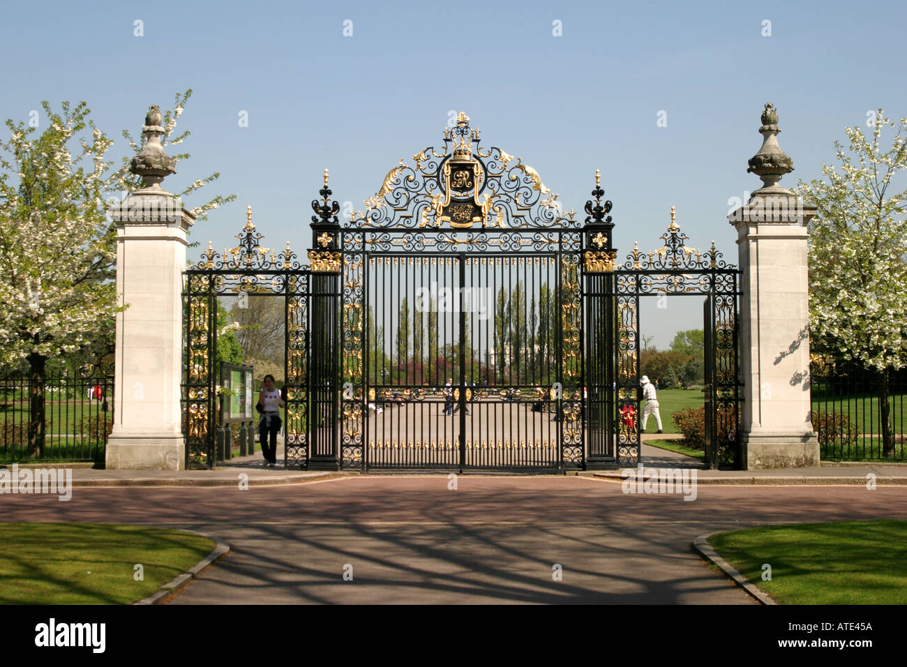Regents park london gates hi-res stock photography and images - Alamy