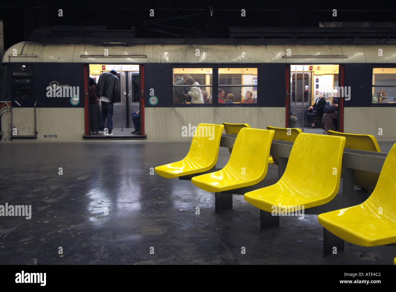 Paris La Defense underground RER railway station platform Stock Photo ...