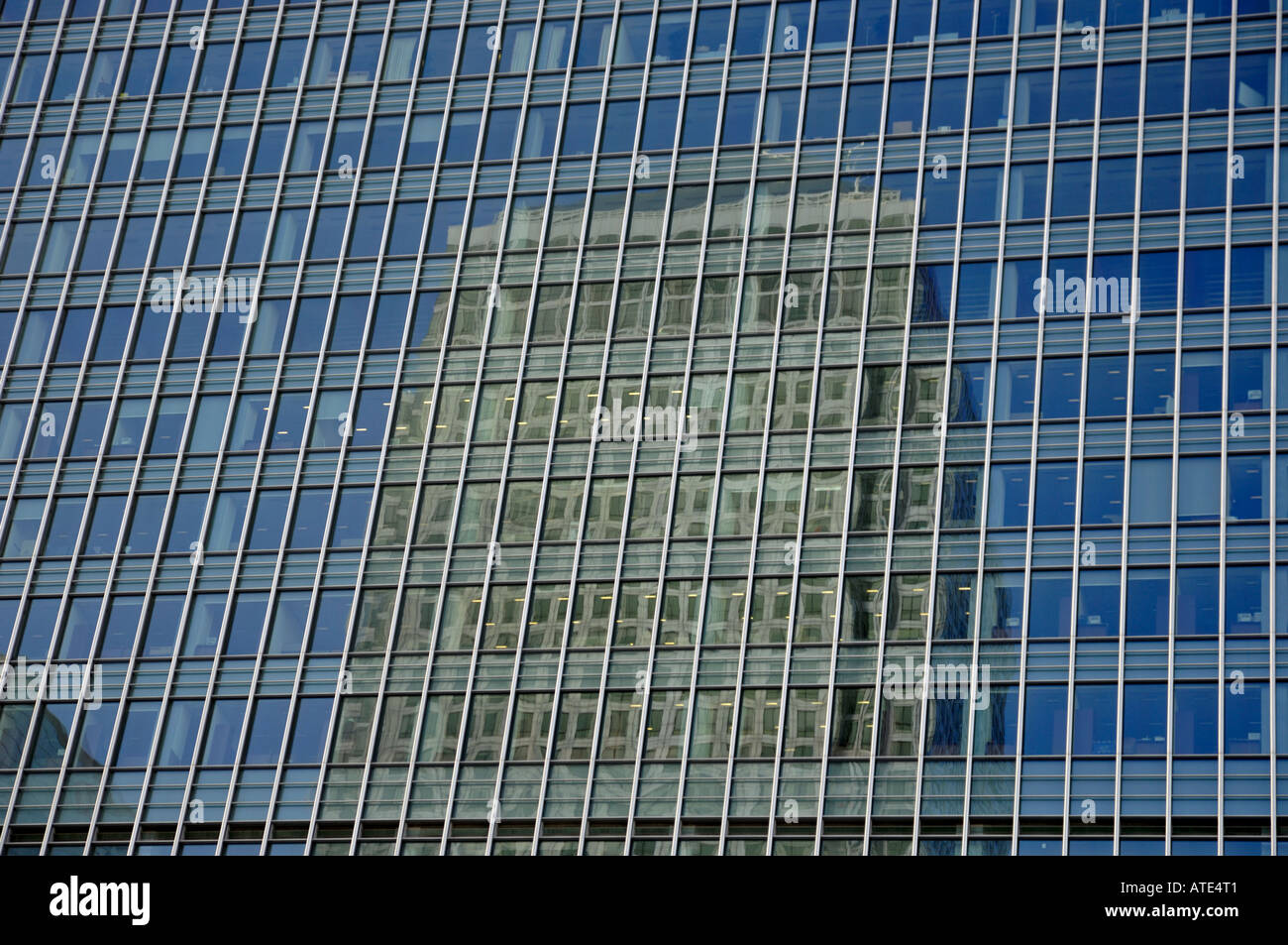 Reflection of Canary Wharf tower in 25 Bank Street, Canary Wharf estate ...