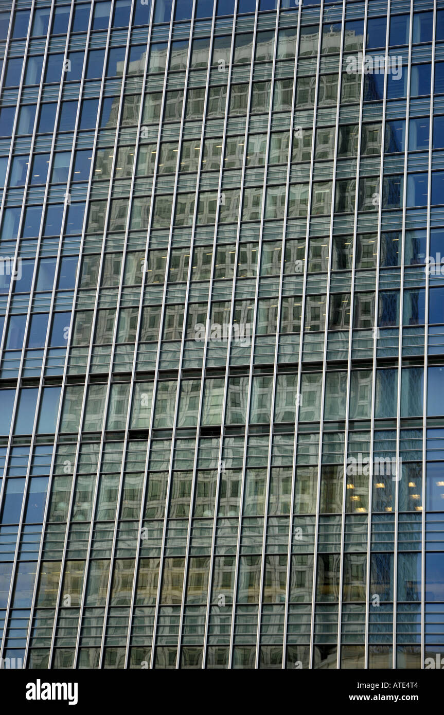 Reflection of Canary Wharf tower in 25 Bank Street, Canary Wharf estate ...