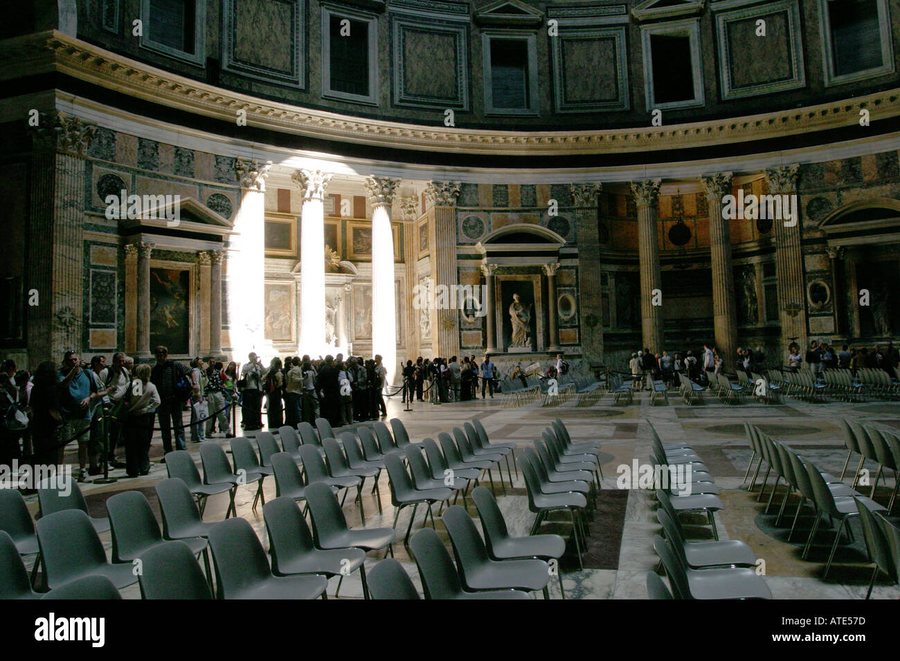Raphael tomb pantheon hi-res stock photography and images - Alamy