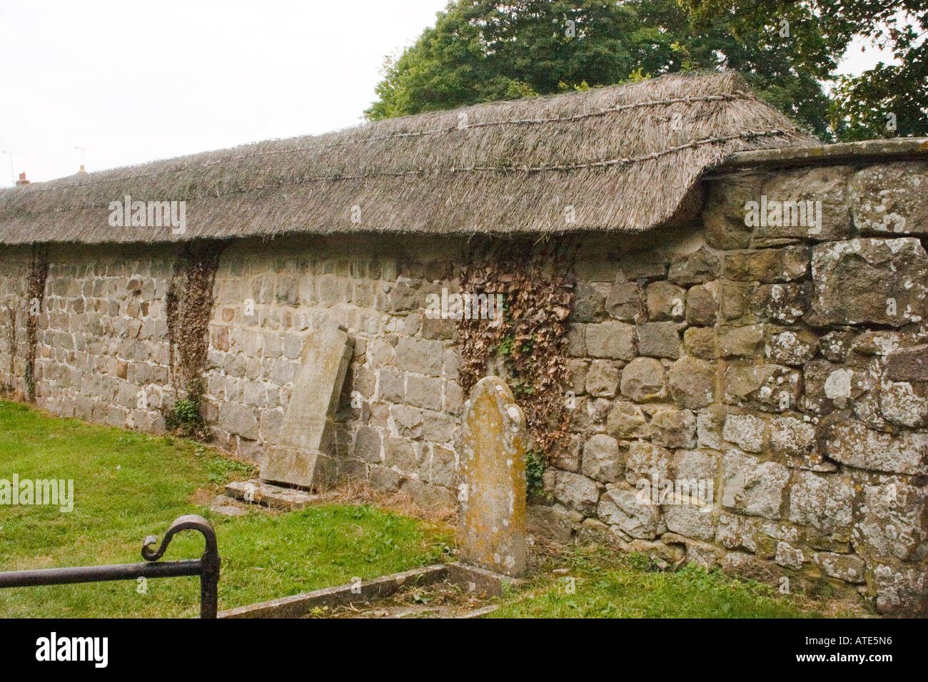 Thatched wall england hi-res stock photography and images - Alamy