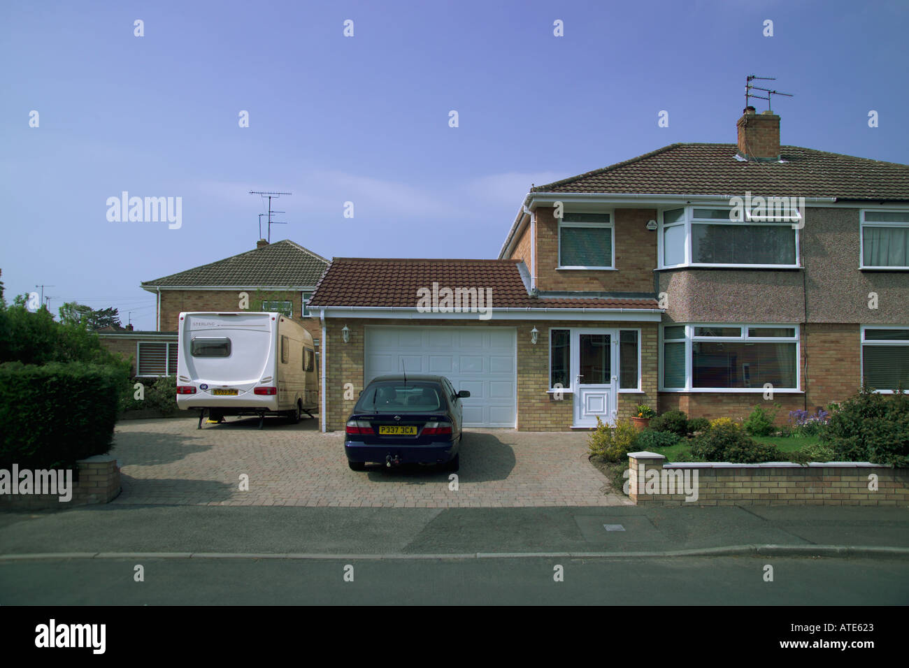 Semi detached house exterior hi-res stock photography and images - Alamy