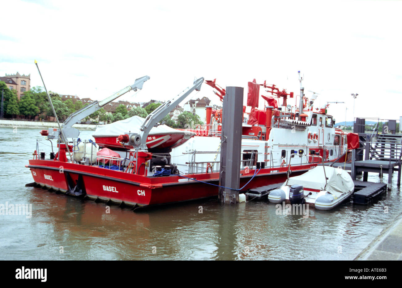 River fire boat hi-res stock photography and images - Alamy