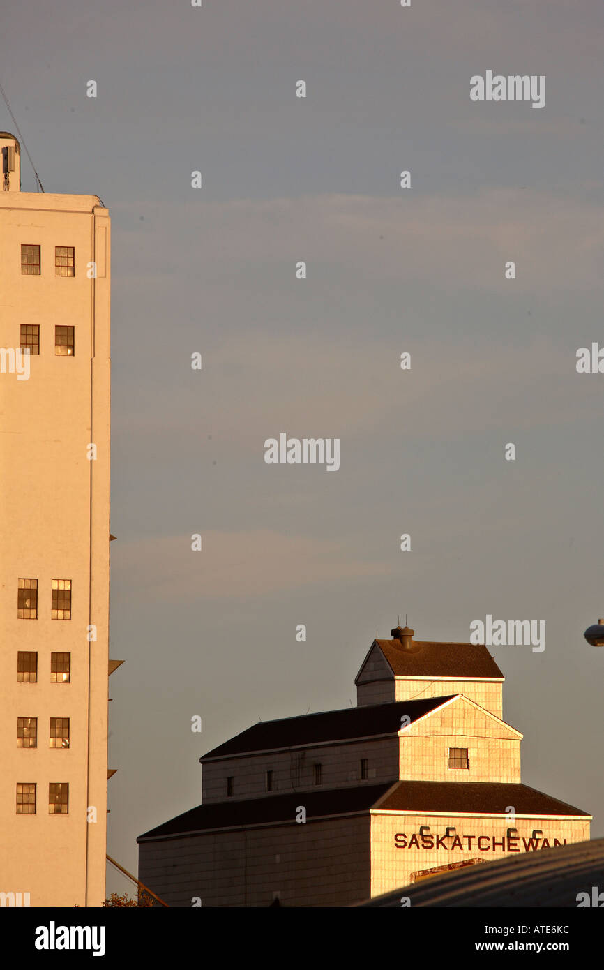 Saskatchewan pool grain elevator hi-res stock photography and images ...