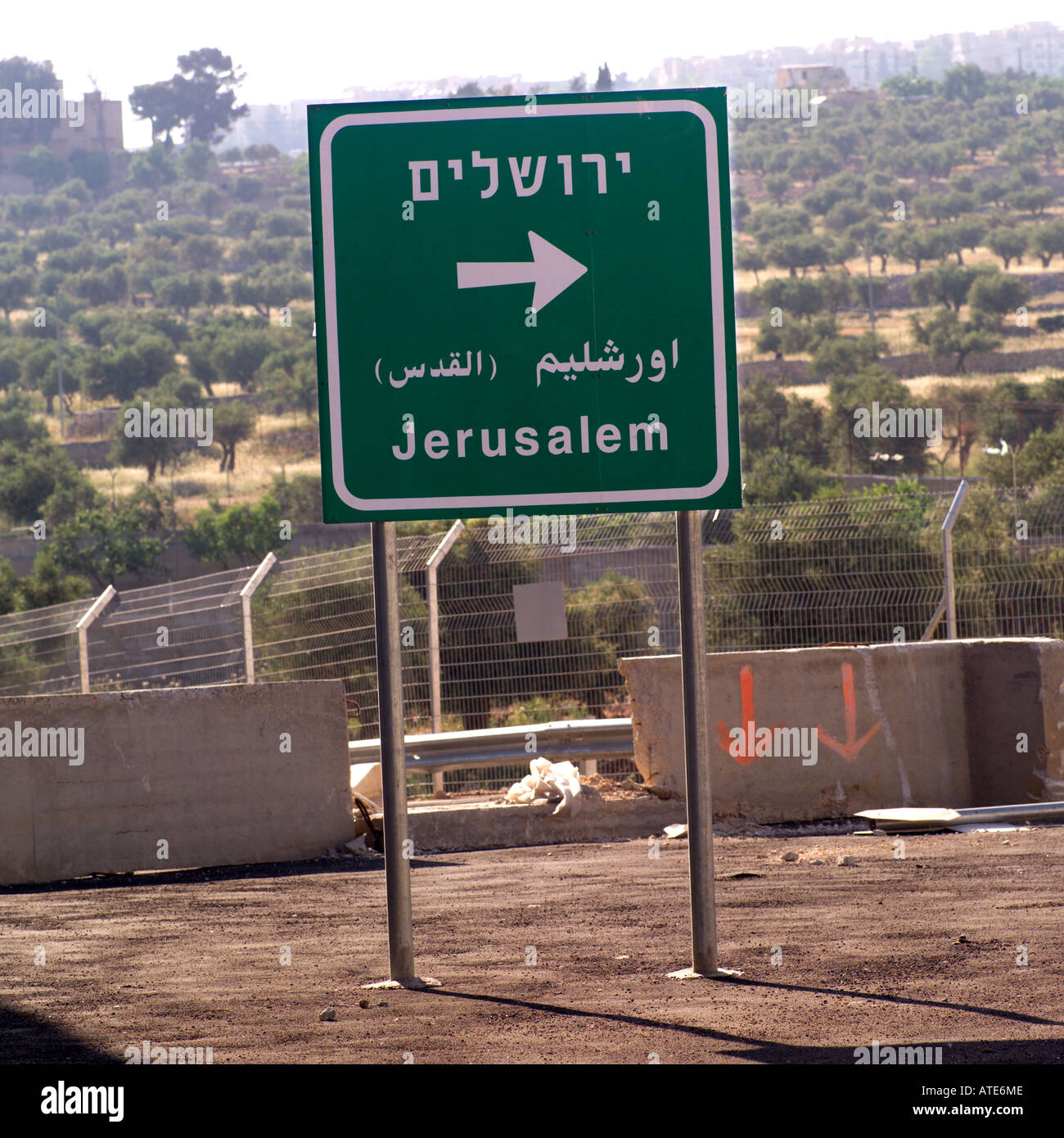 Roadway boundary posts hi-res stock photography and images - Alamy