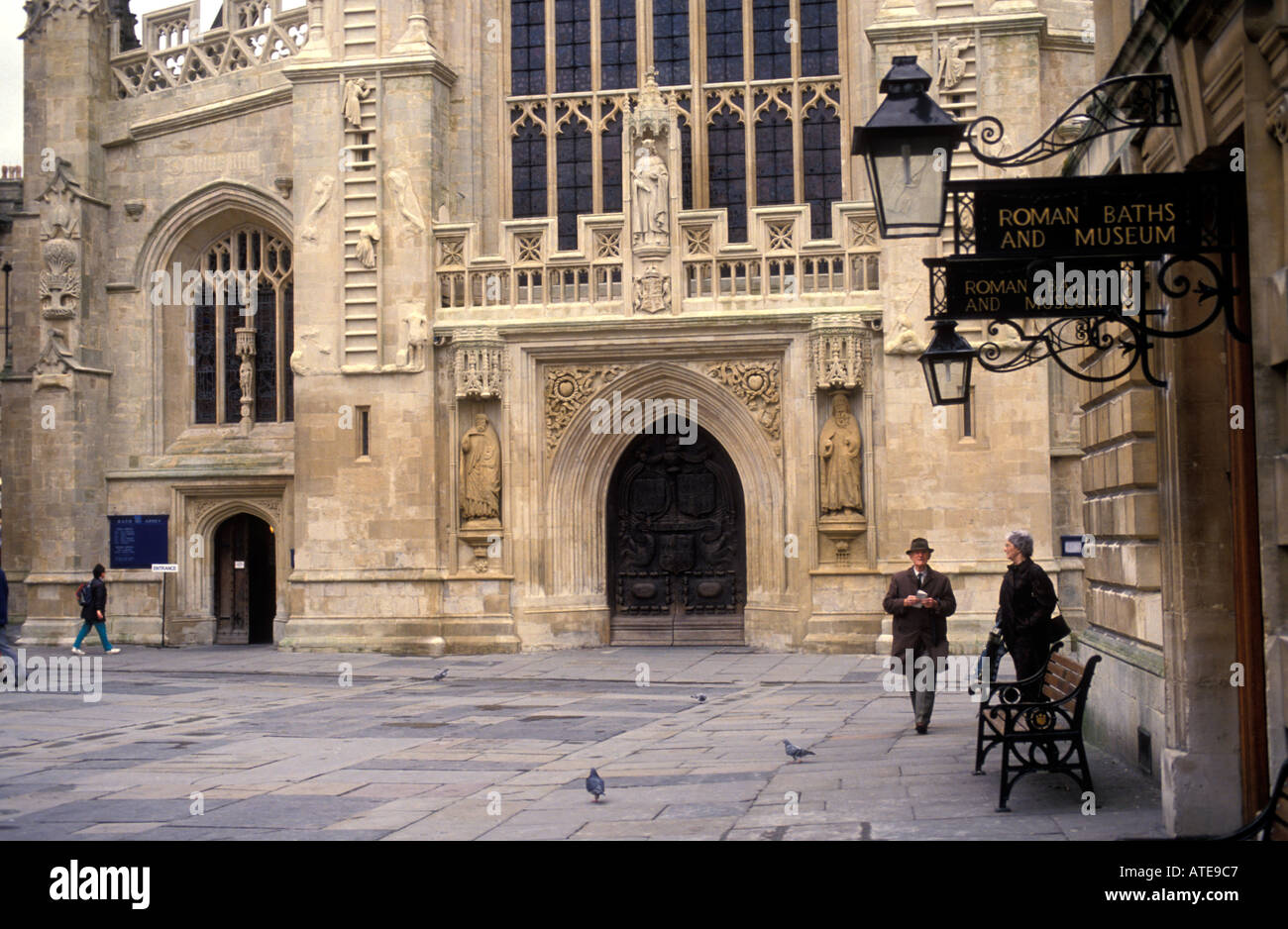 Bath Abbey and abbey courtyard Stock Photo - Alamy