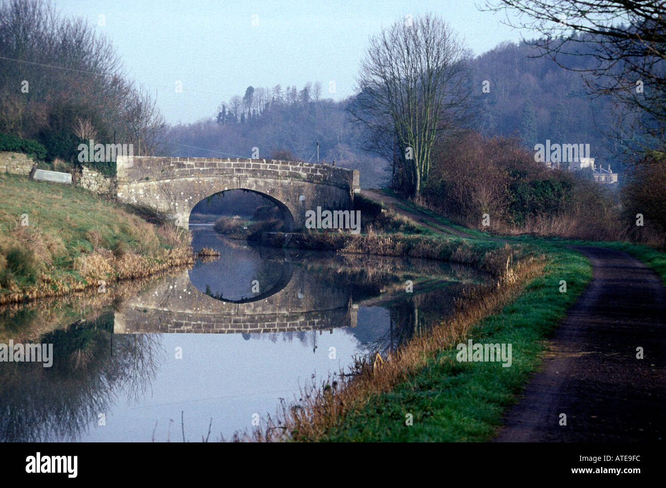 Stone bridge on the Kennet and Avon canal at Claverton near Bath Stock ...