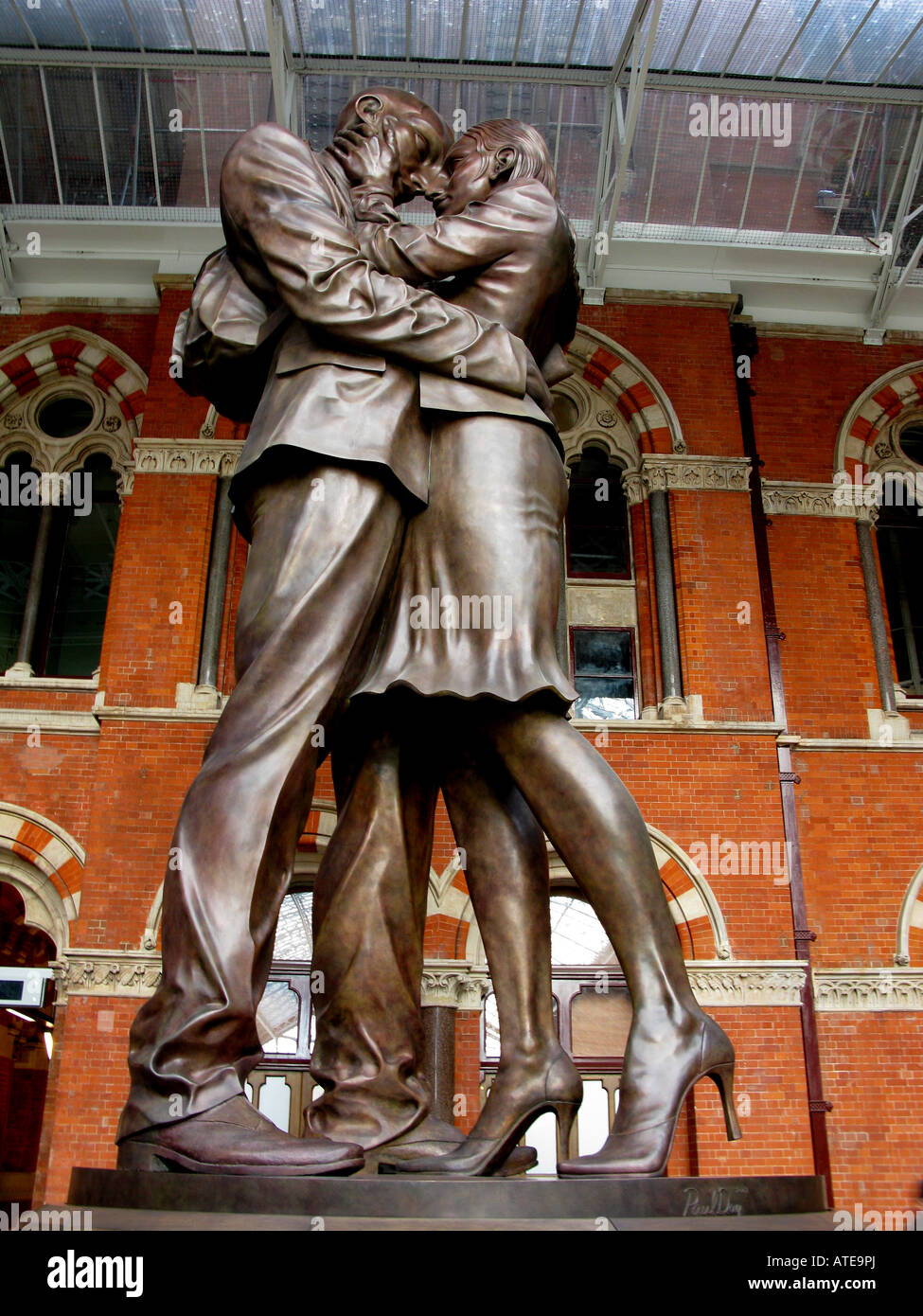 "The Meeting place", The lovers statue, St Pancras Station, London ...