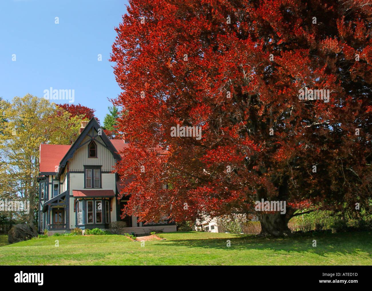 Rural new england farmhouse hi-res stock photography and images - Alamy