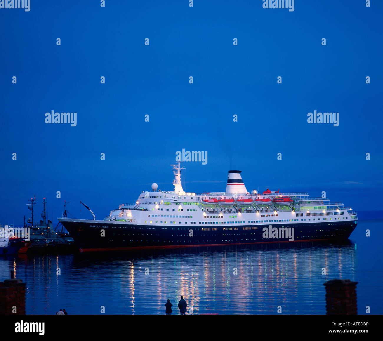 Cruise ship horizontal hi-res stock photography and images - Alamy