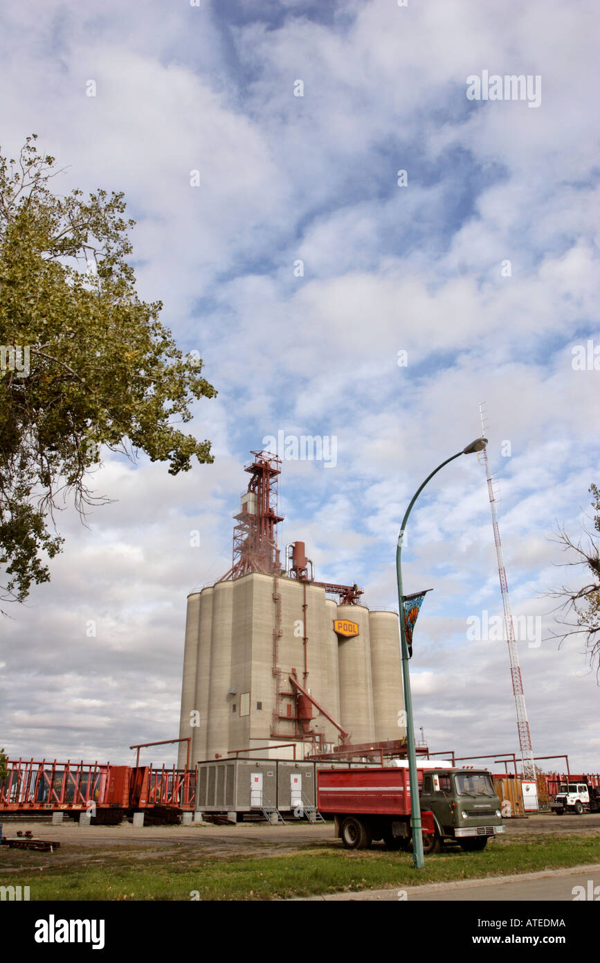 Saskatchewan pool grain elevator hi-res stock photography and images ...