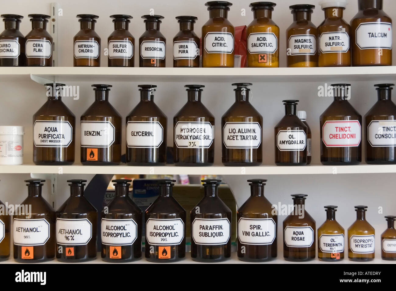 Chemists shop hi-res stock photography and images - Alamy