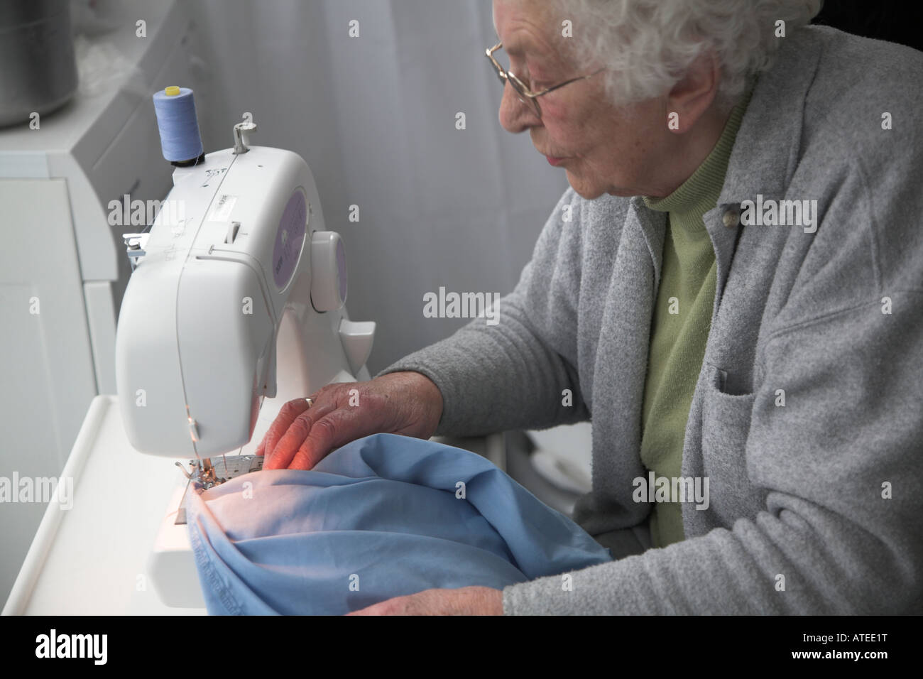 Old lady sewing machine hi-res stock photography and images - Alamy