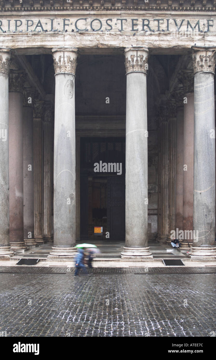 The Pantheon Piazza Della Rotonda in the rain Rome Stock Photo - Alamy