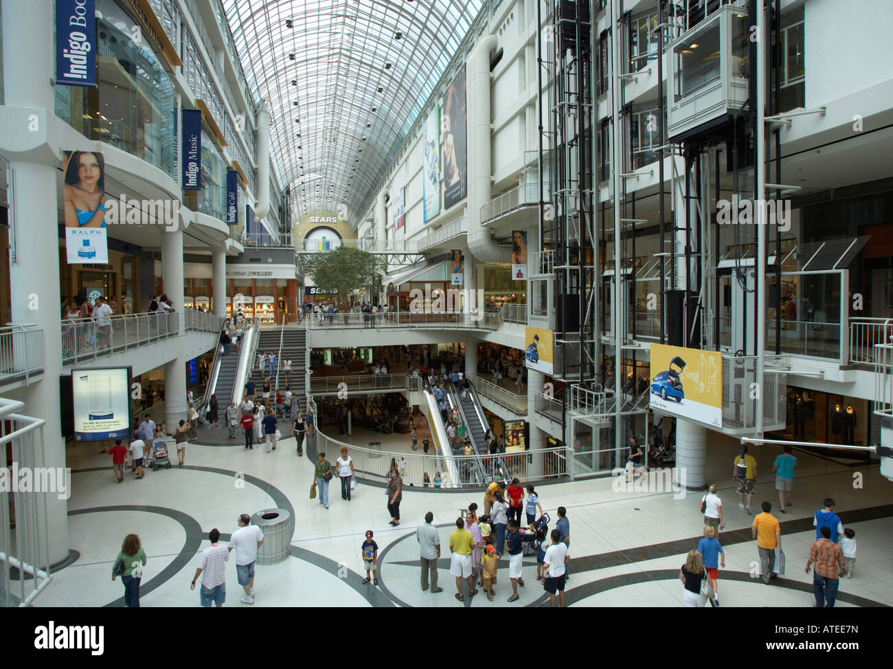 Interior atrium large shopping mall hi-res stock photography and images ...