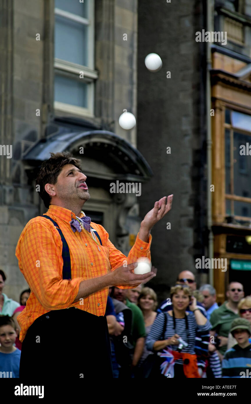 Street performer is juggling balls in the air hi-res stock photography ...