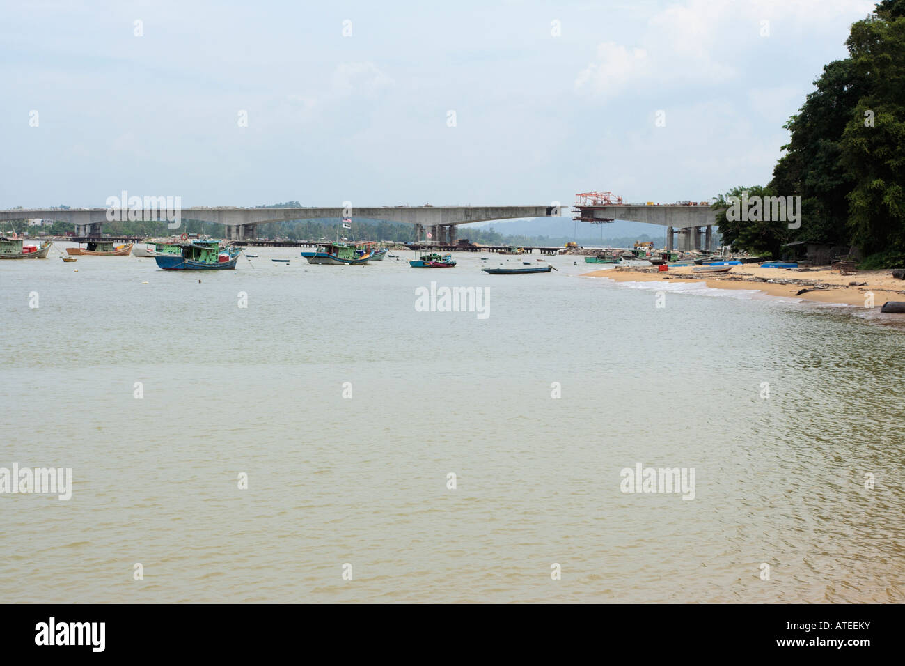 Joining the last section of a bridge Stock Photo - Alamy