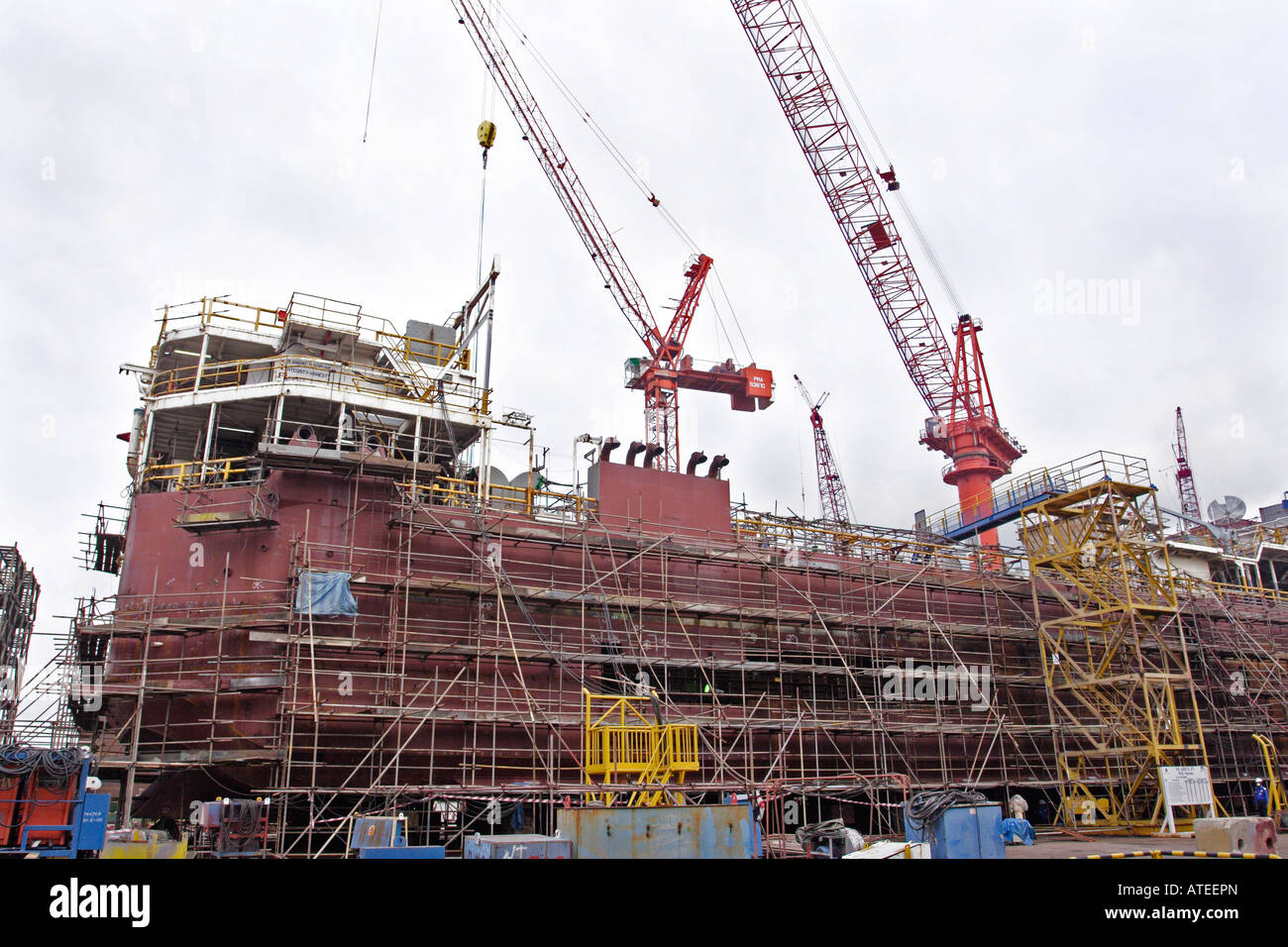Ship building scaffolding in shipyard hi-res stock photography and ...