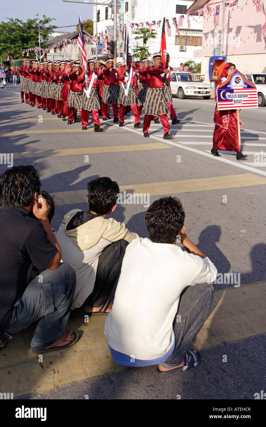 Boy watching parade hi-res stock photography and images - Alamy