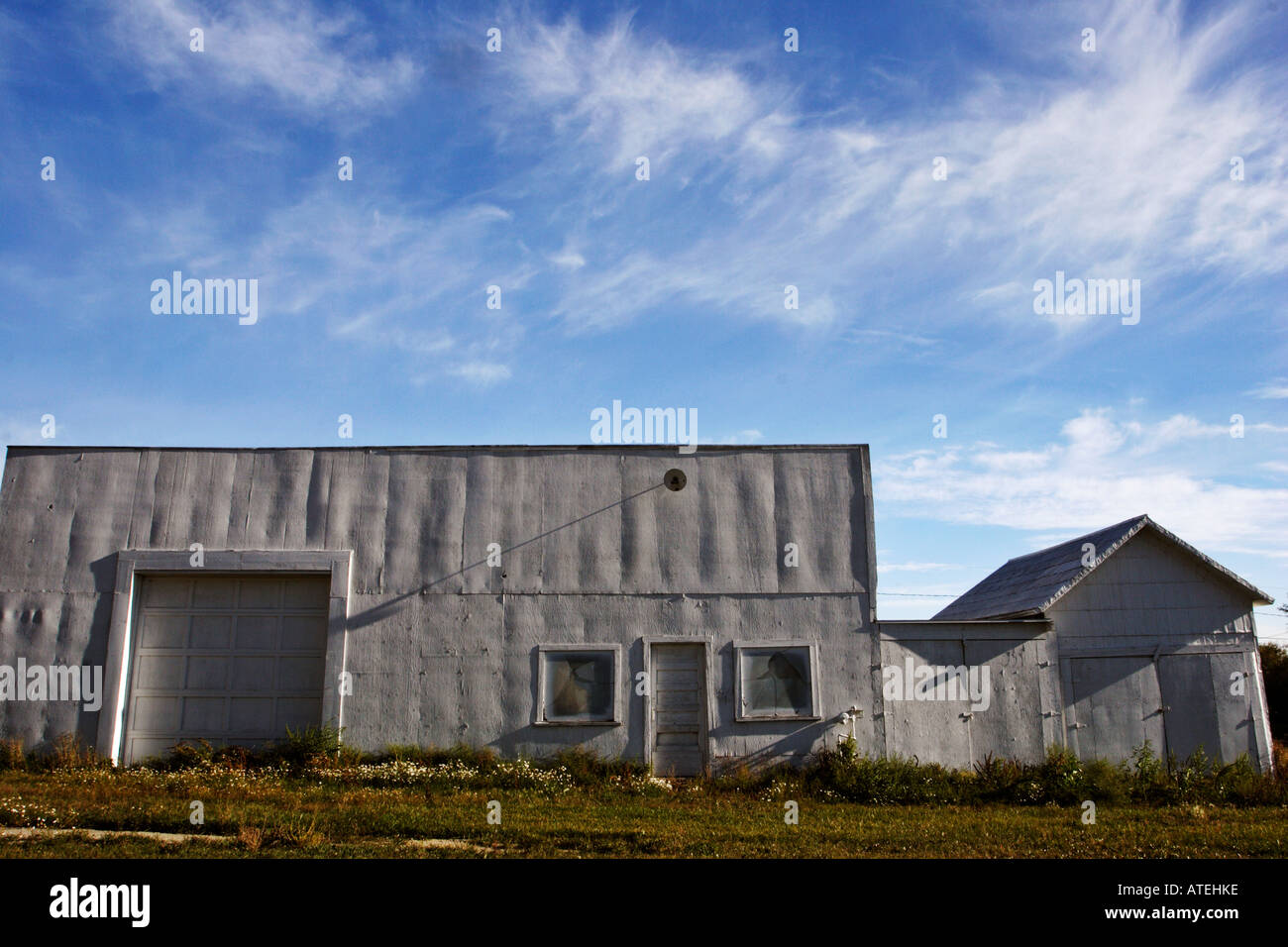 Metal siding on old building at Tuxford Stock Photo - Alamy
