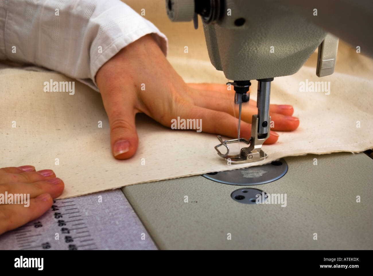 Lady sewing hi-res stock photography and images - Alamy