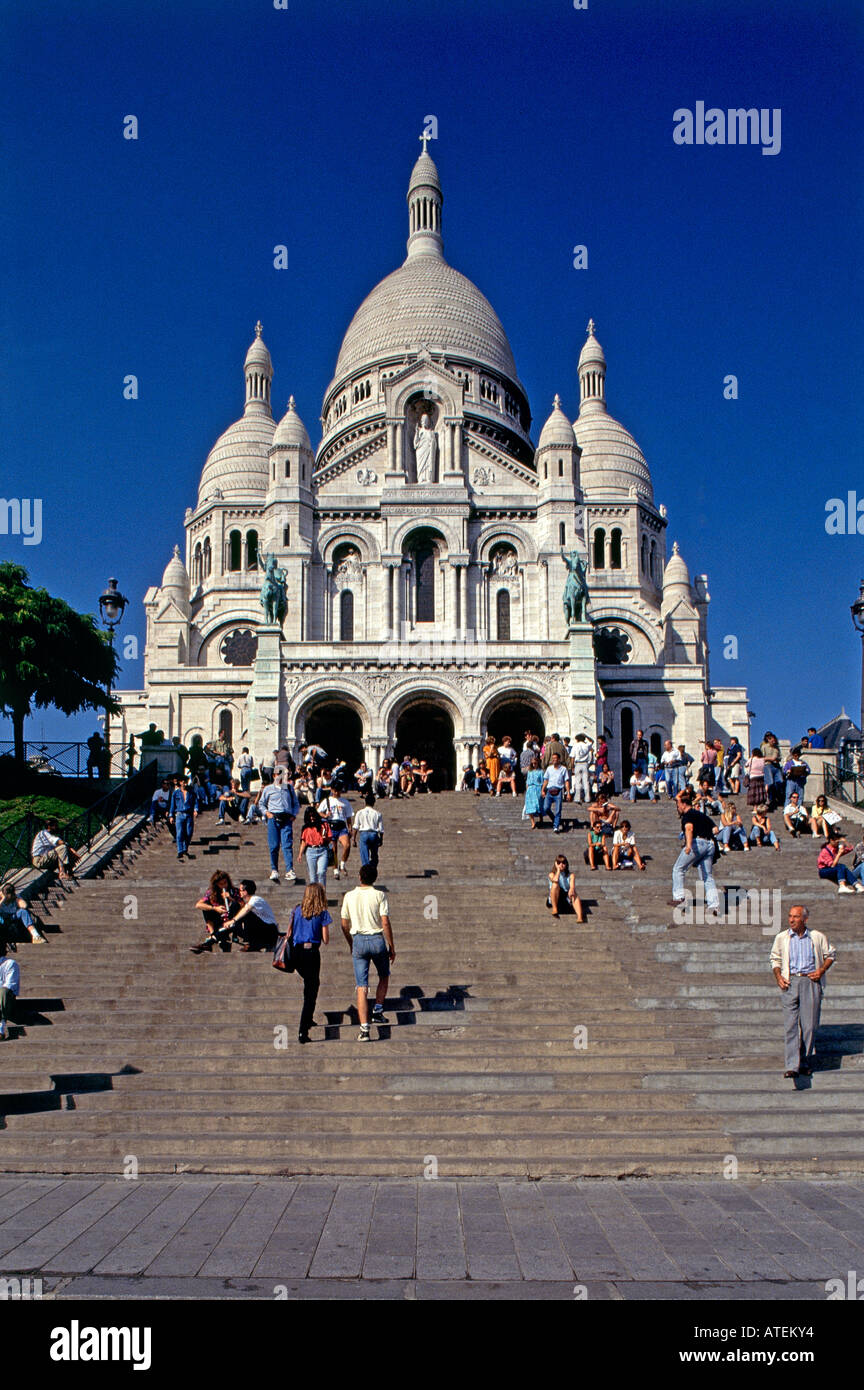 People on the steps in front of the Sacre Coeur Paris Stock Photo - Alamy