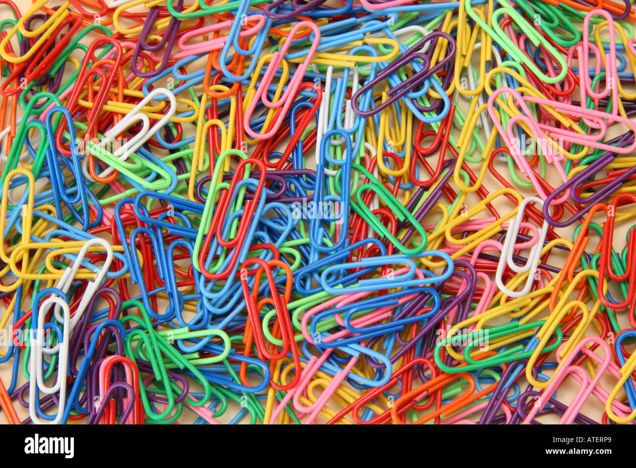 coloured paper clips Stock Photo - Alamy