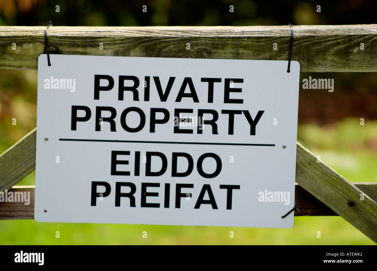 Bilingual welsh and english warning signs hi-res stock photography and ...