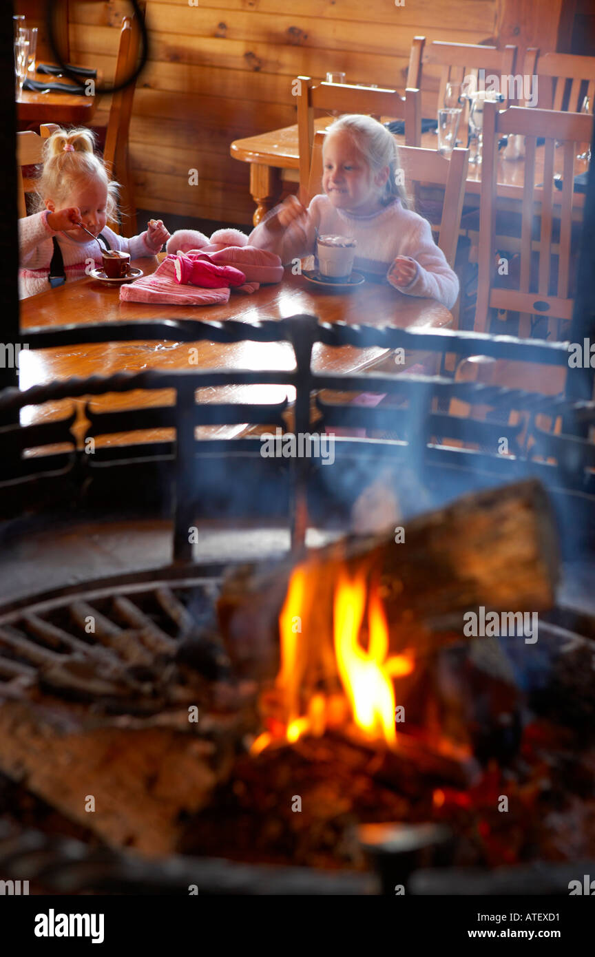 Family log fire lounge hi-res stock photography and images - Alamy