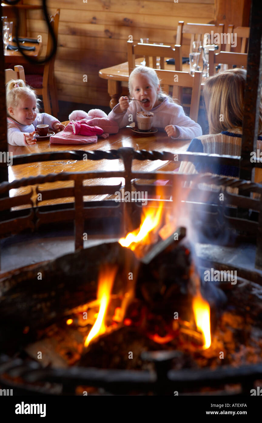 Family log fire lounge hi-res stock photography and images - Alamy