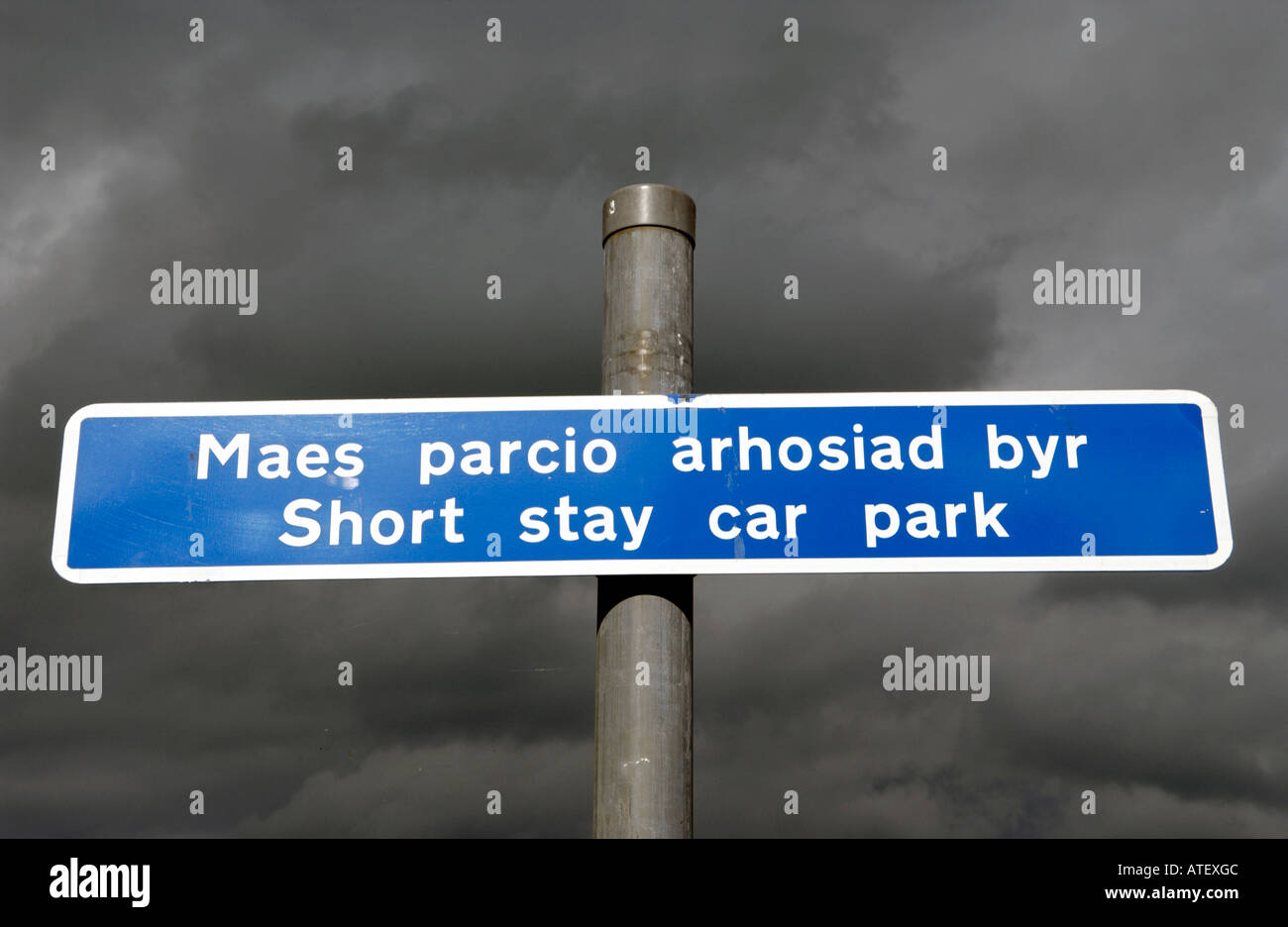 Bilingual welsh and english warning signs hi-res stock photography and ...