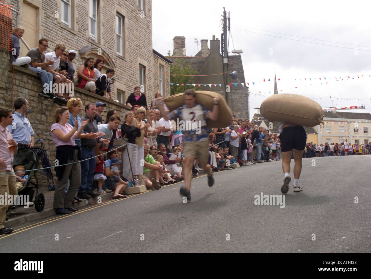 Woolpack Cotswolds High Resolution Stock Photography and Images - Alamy