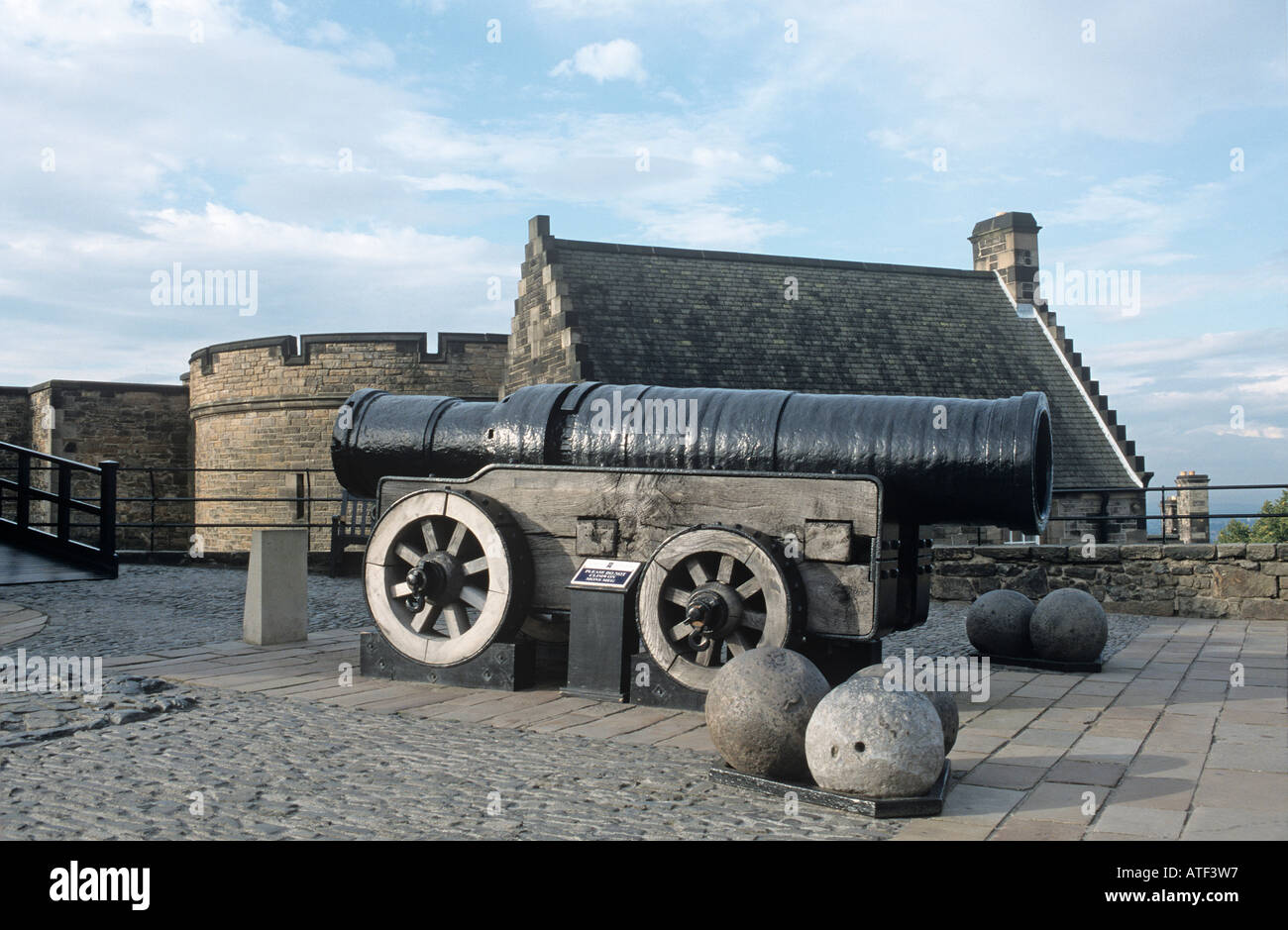 Edinburgh Castle Mons Meg gun Stock Photo - Alamy