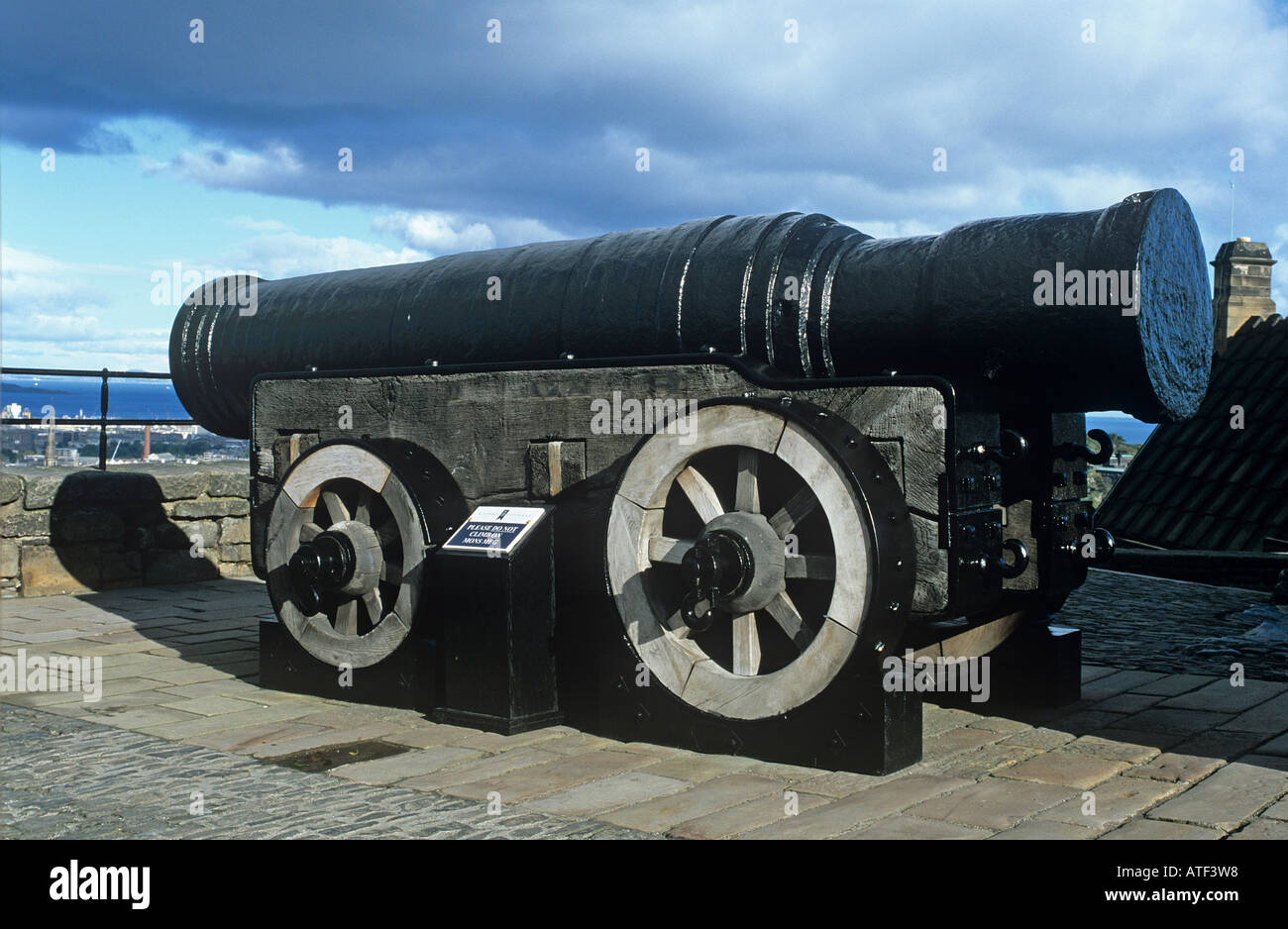 Edinburgh Castle Mons Meg gun Stock Photo - Alamy