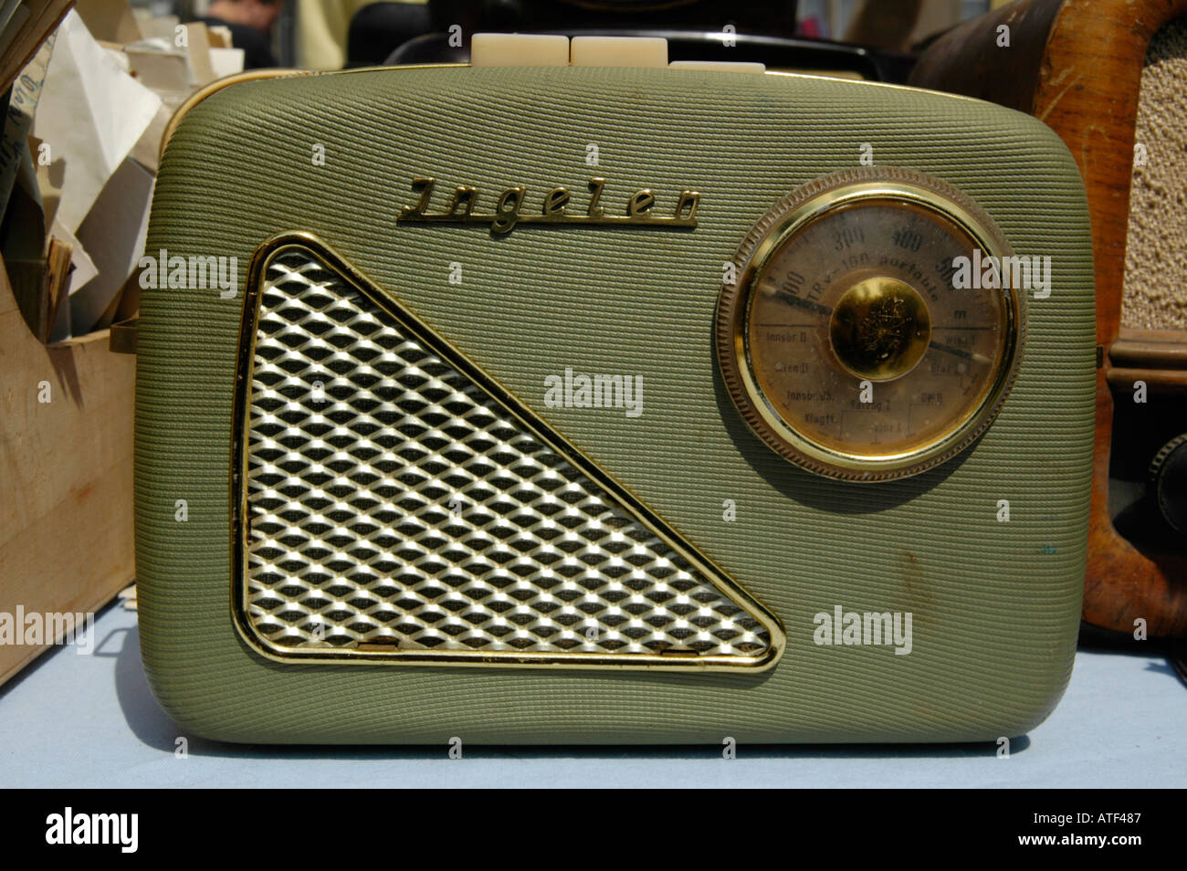 Old radio hi-res stock photography and images - Alamy
