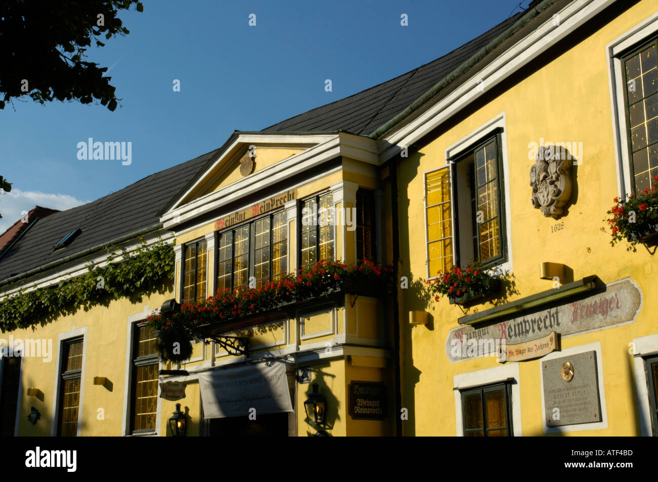Vienna, traditional wine restaurant "Heuriger" in Grinzing, Reinprecht ...