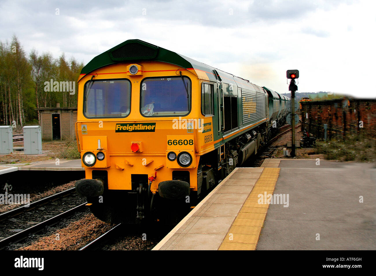 Freightliner 66608 Diesel train with a line of containers heading into ...
