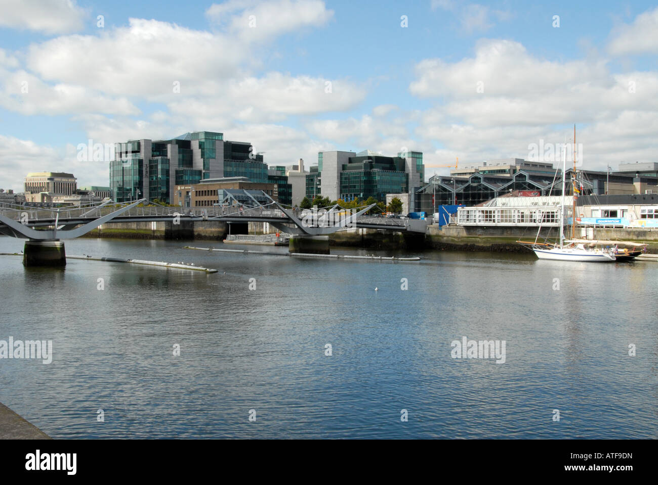 International services centre hi-res stock photography and images - Alamy