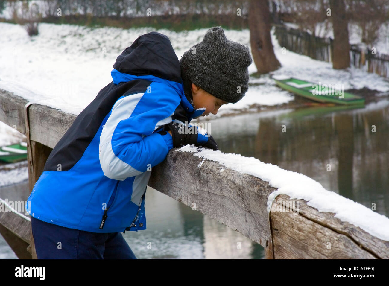Child looking over bridge hi-res stock photography and images - Alamy